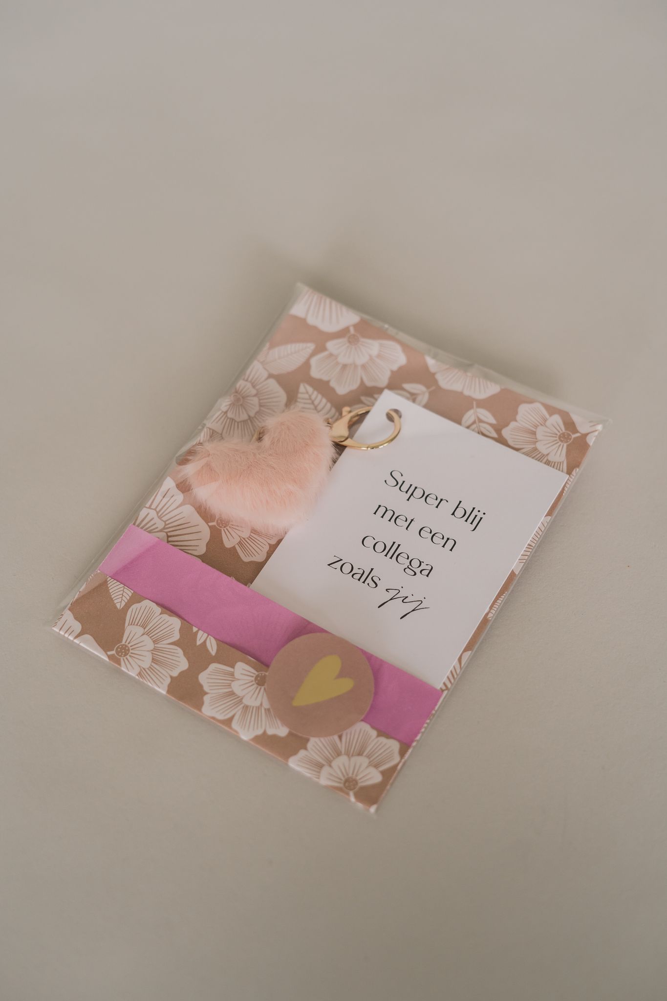 Collega cadeautje - Sleutelhanger fluffy hart & kaartje - Het juiste cadeau