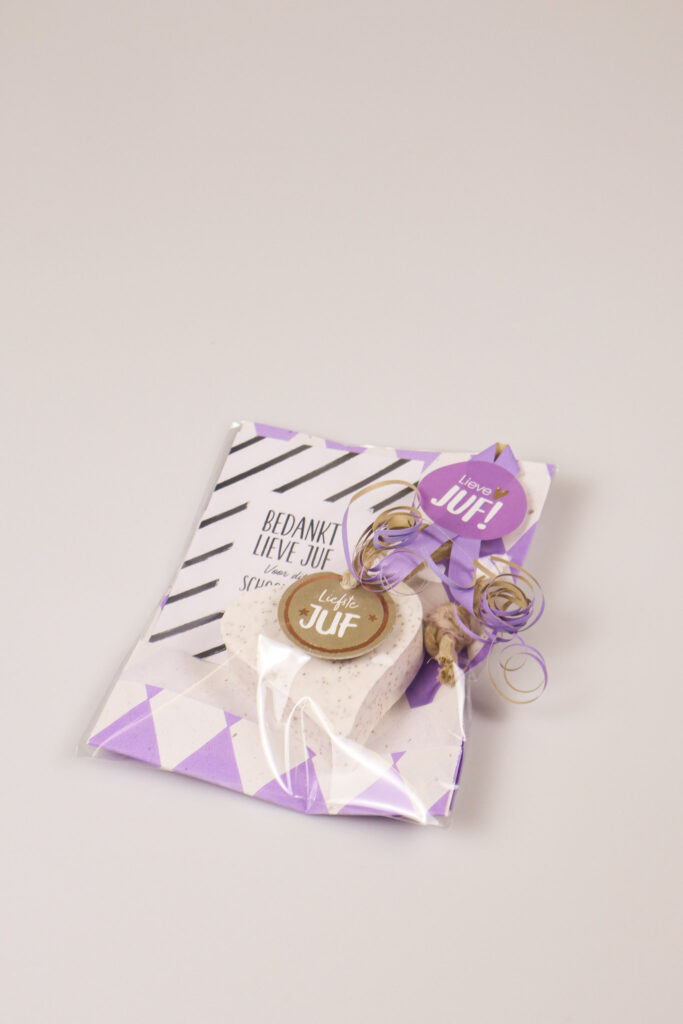 Juffen cadeautje zeephanger – Hartvorm met liefste juf label - Het juiste cadeau